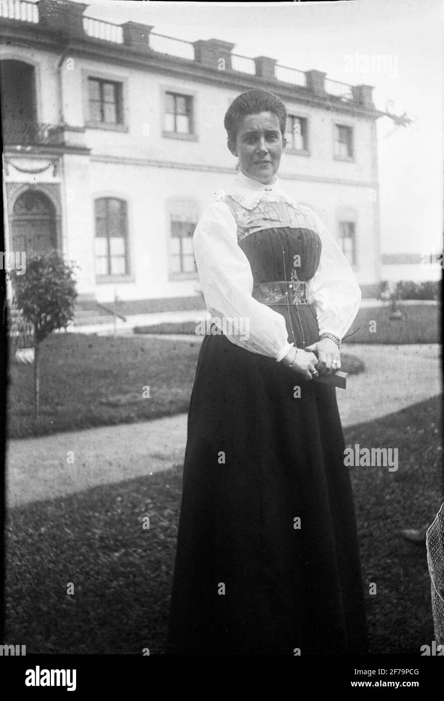 Queen Victoria pictures. Woman in customs garnish costume. Customs ...