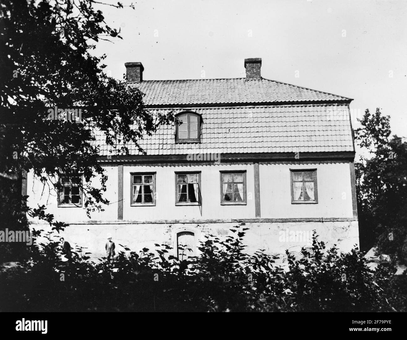 Side view from garden Black and White Stock Photos & Images - Alamy