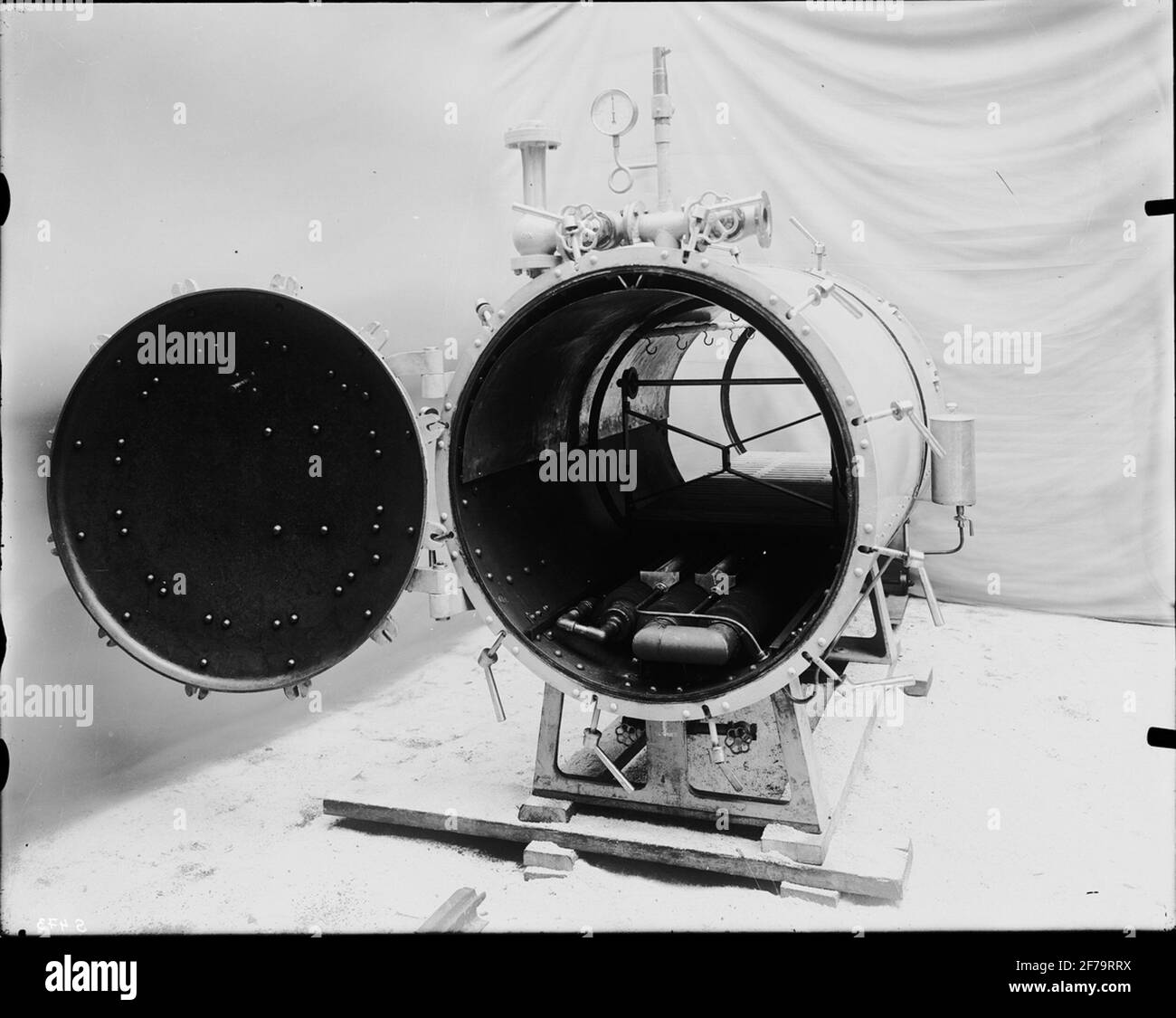 Pressure chambers hi-res stock photography and images - Alamy