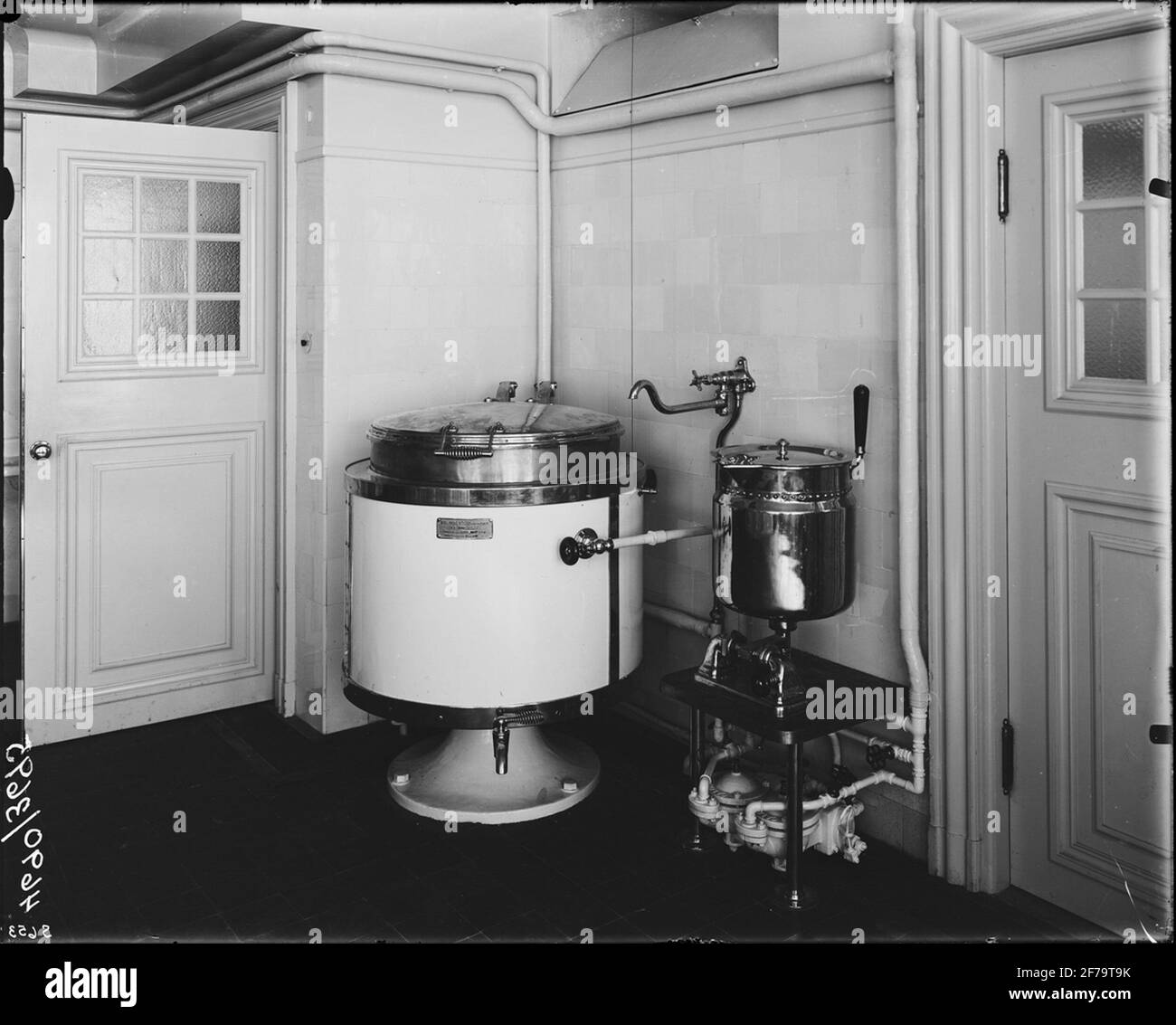 Steam cooker with rocker boot and lid Stock Photo - Alamy
