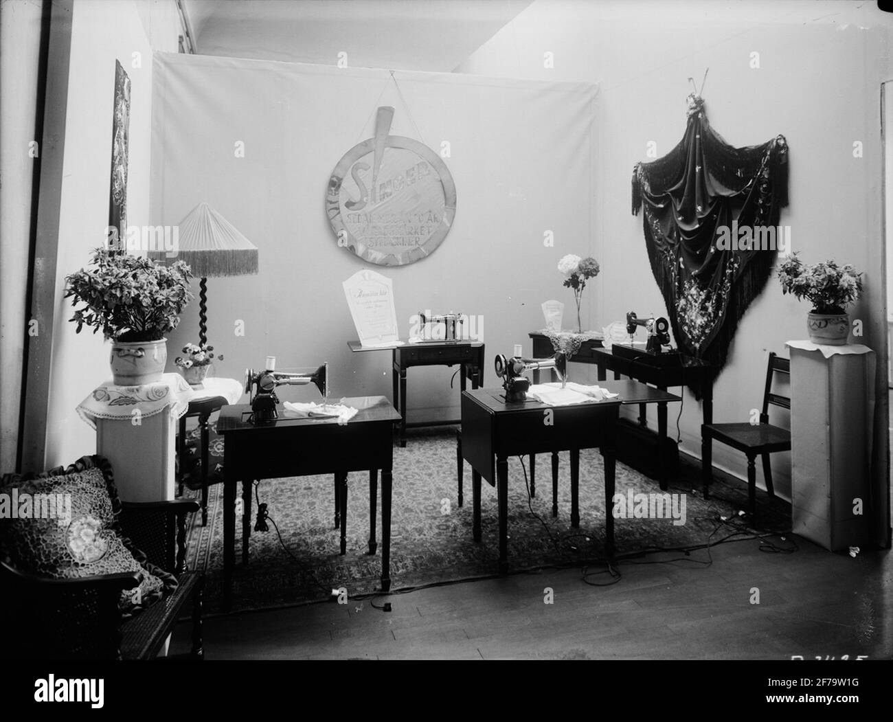 Singer sewing machines hi-res stock photography and images - Alamy