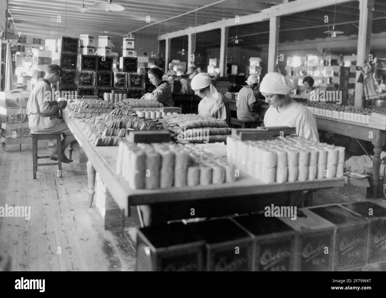 A small part of the large packing room in 1931 Stock Photo - Alamy