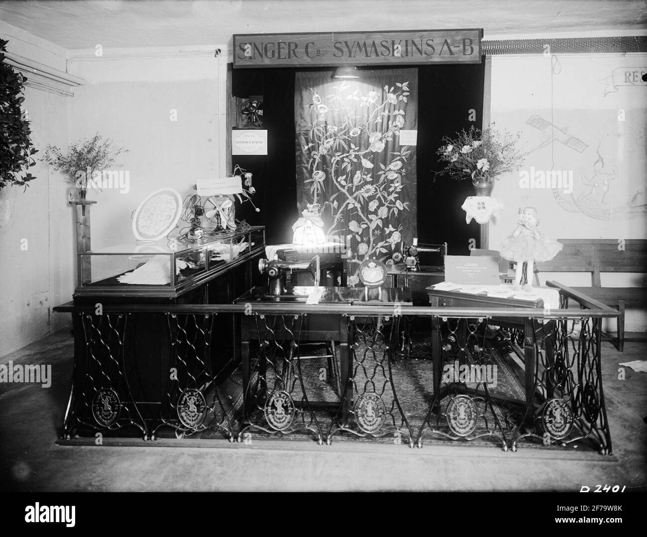 The craft propaganda exhibition: Electric sewing machines with built-in ...