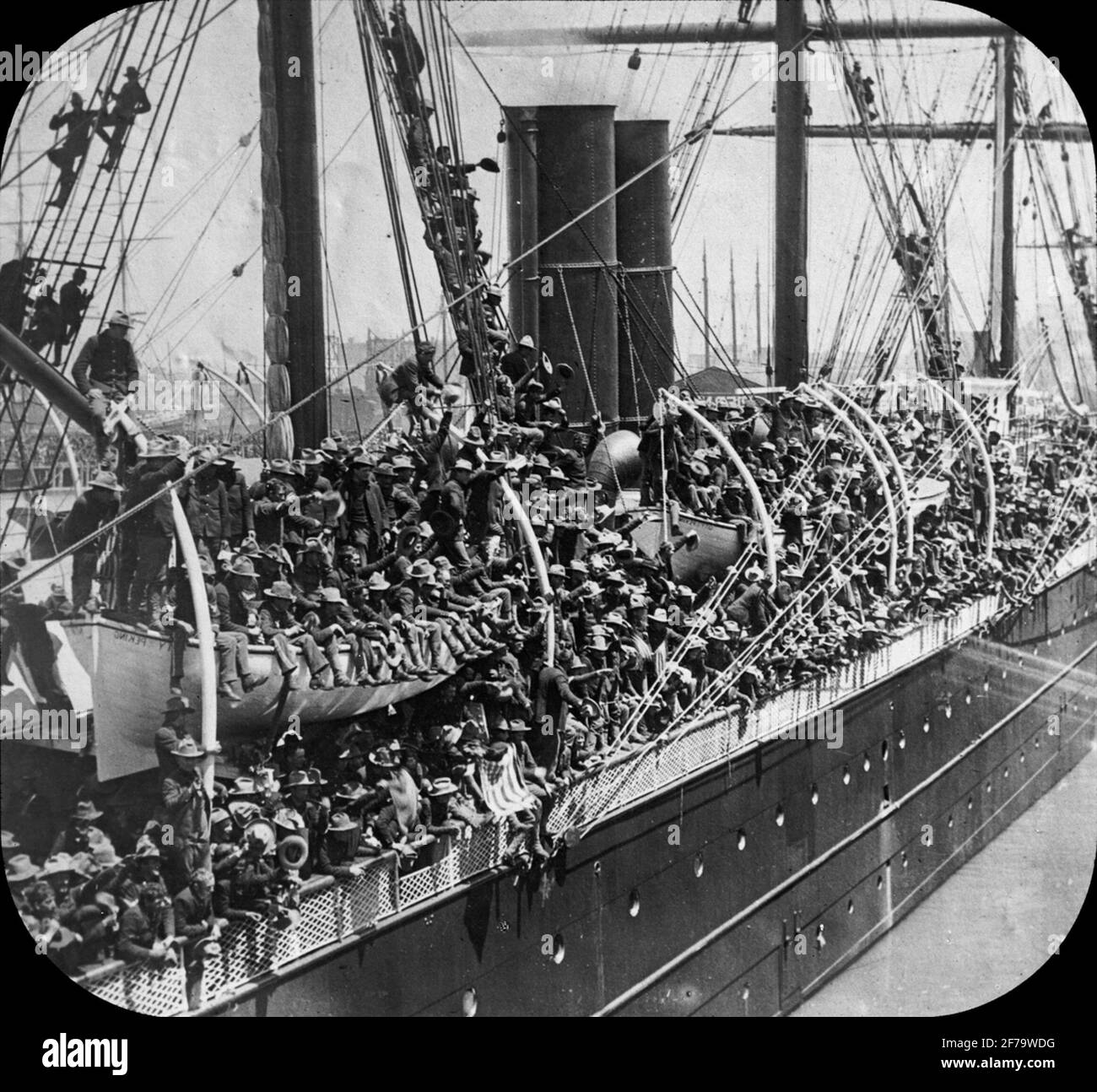 Light image, steamship "City of Beijing", full of troops from Manilla ...
