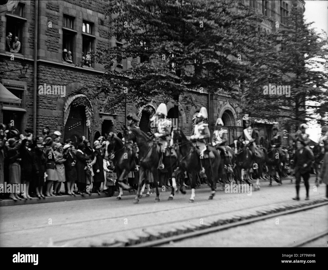 Glass plate with motifs from Gustaf V's 70th birthday. Parade with ...