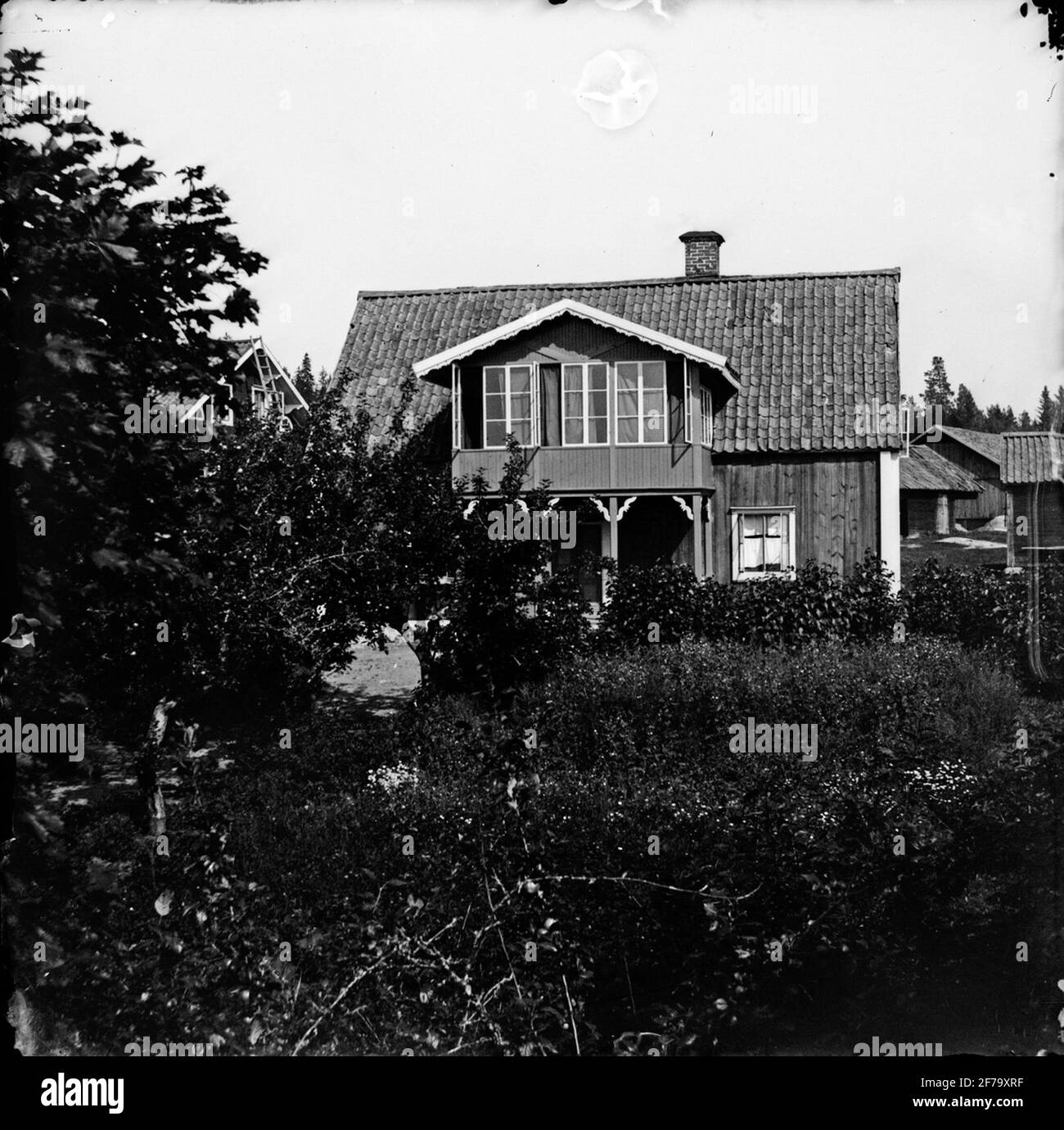 Glass negative, photography of farmhouse. "Photos taken with homemade ...