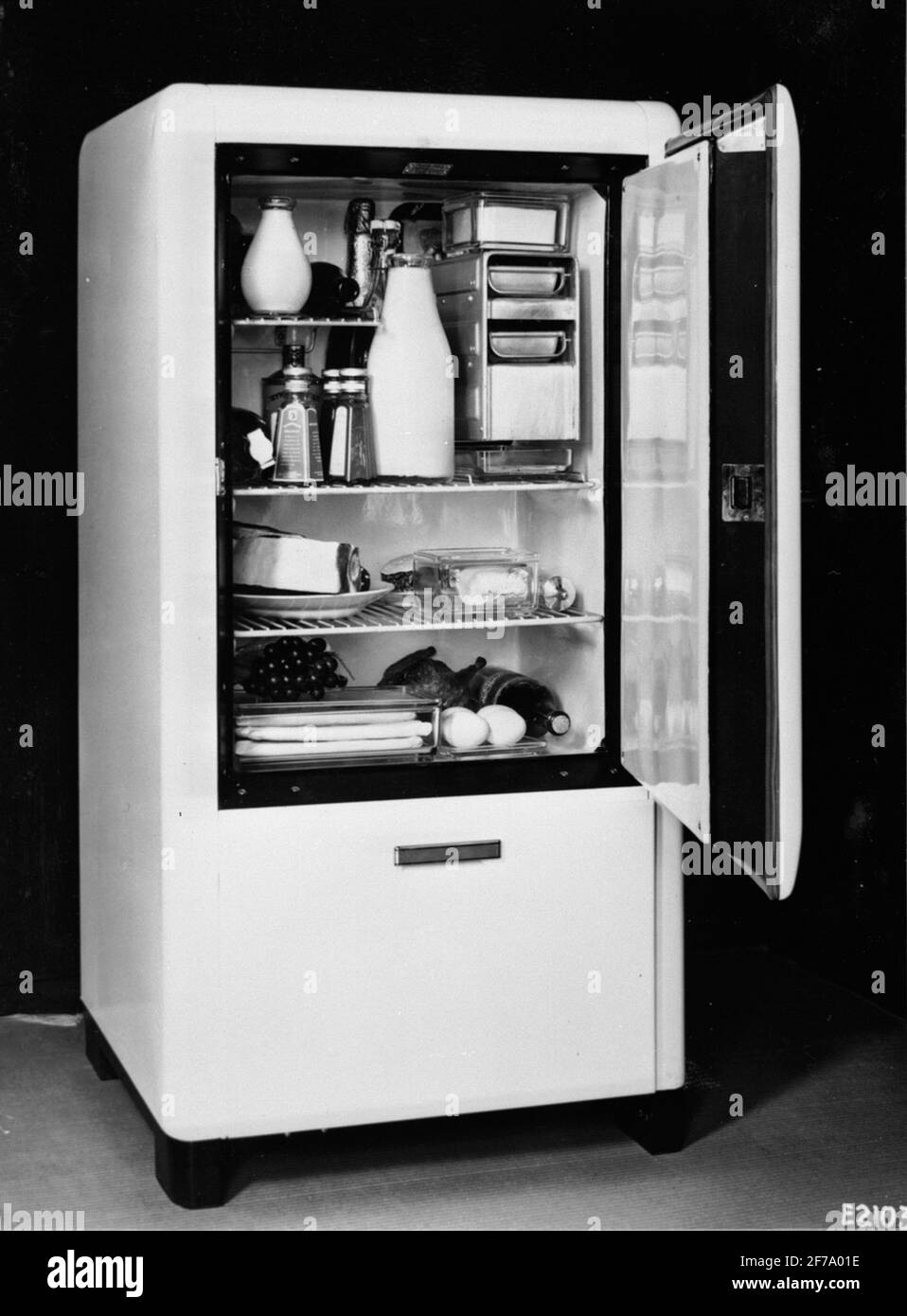 The first refrigerator with heat operation L 300, open with food. -Ny ...