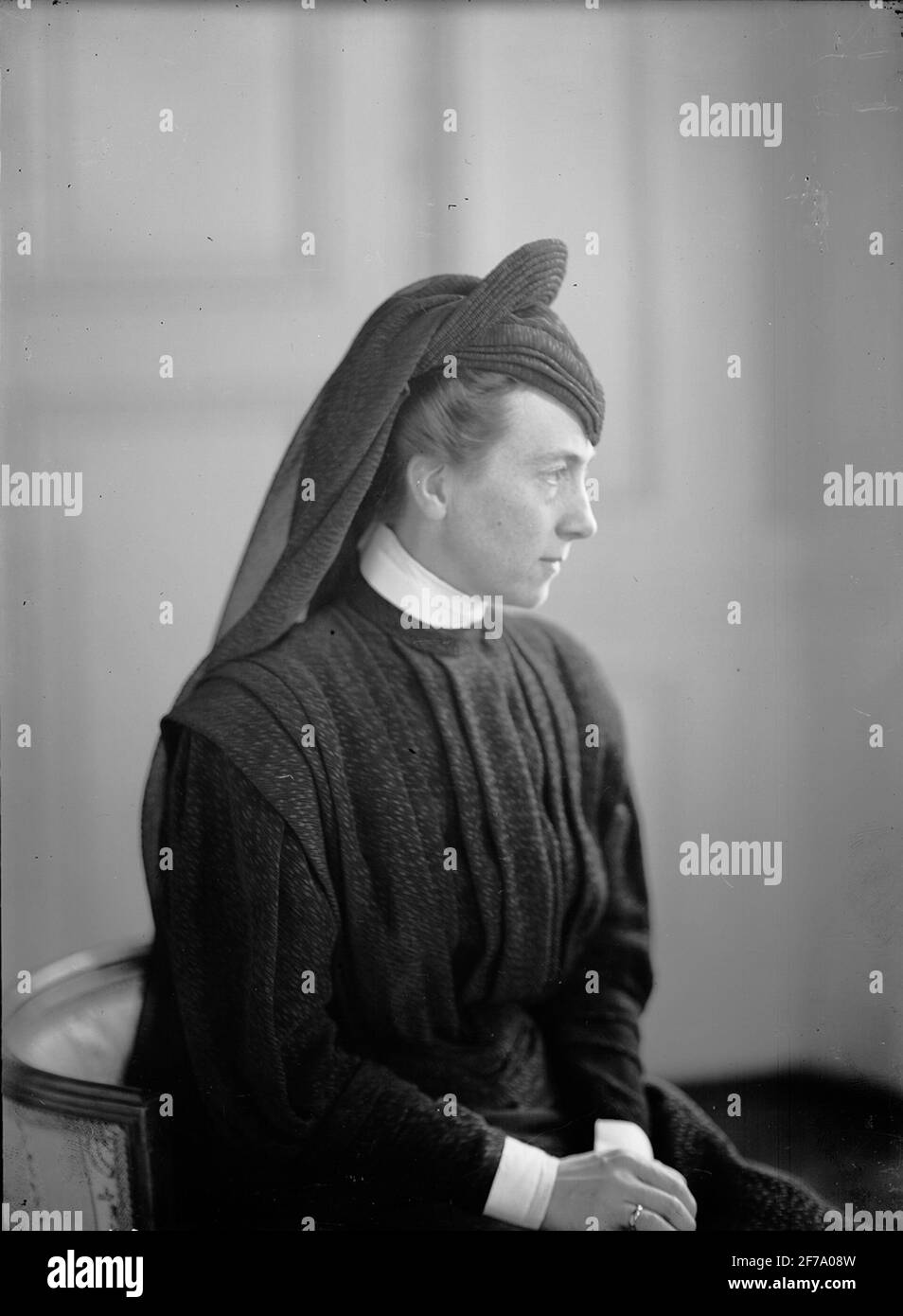 Queen Victoria's pictures. Queen Victoria in chest image with mourning ...