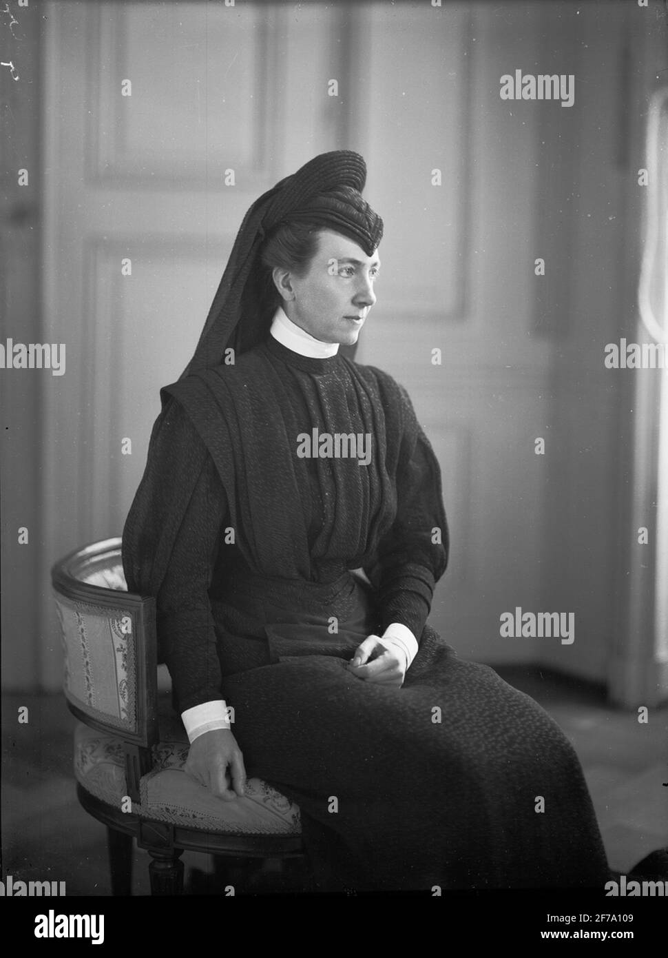 Queen Victoria's pictures. Queen Victoria in chest image with mourning ...