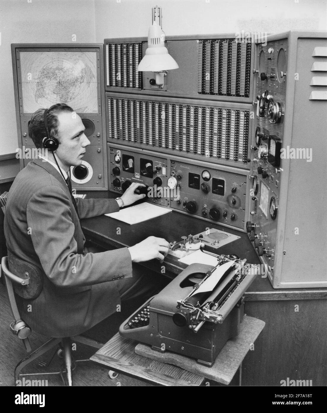 Kustradio, Onsala Expedition Table. Man at radio transmitter station ...