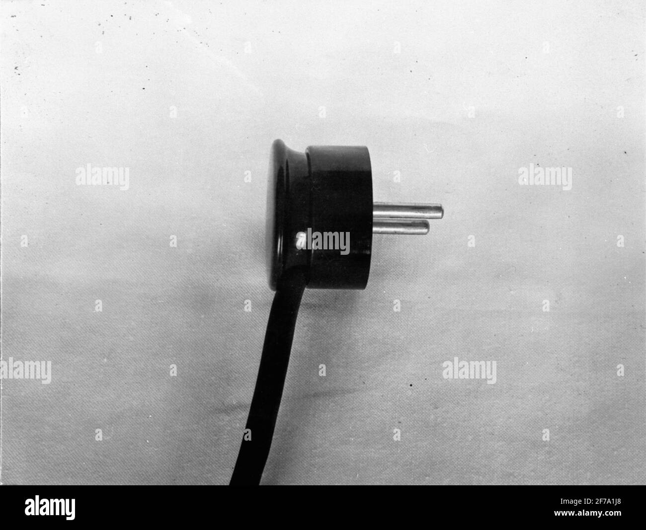 Plug with cable intake from the side. The stop of the plug is only 26 ...