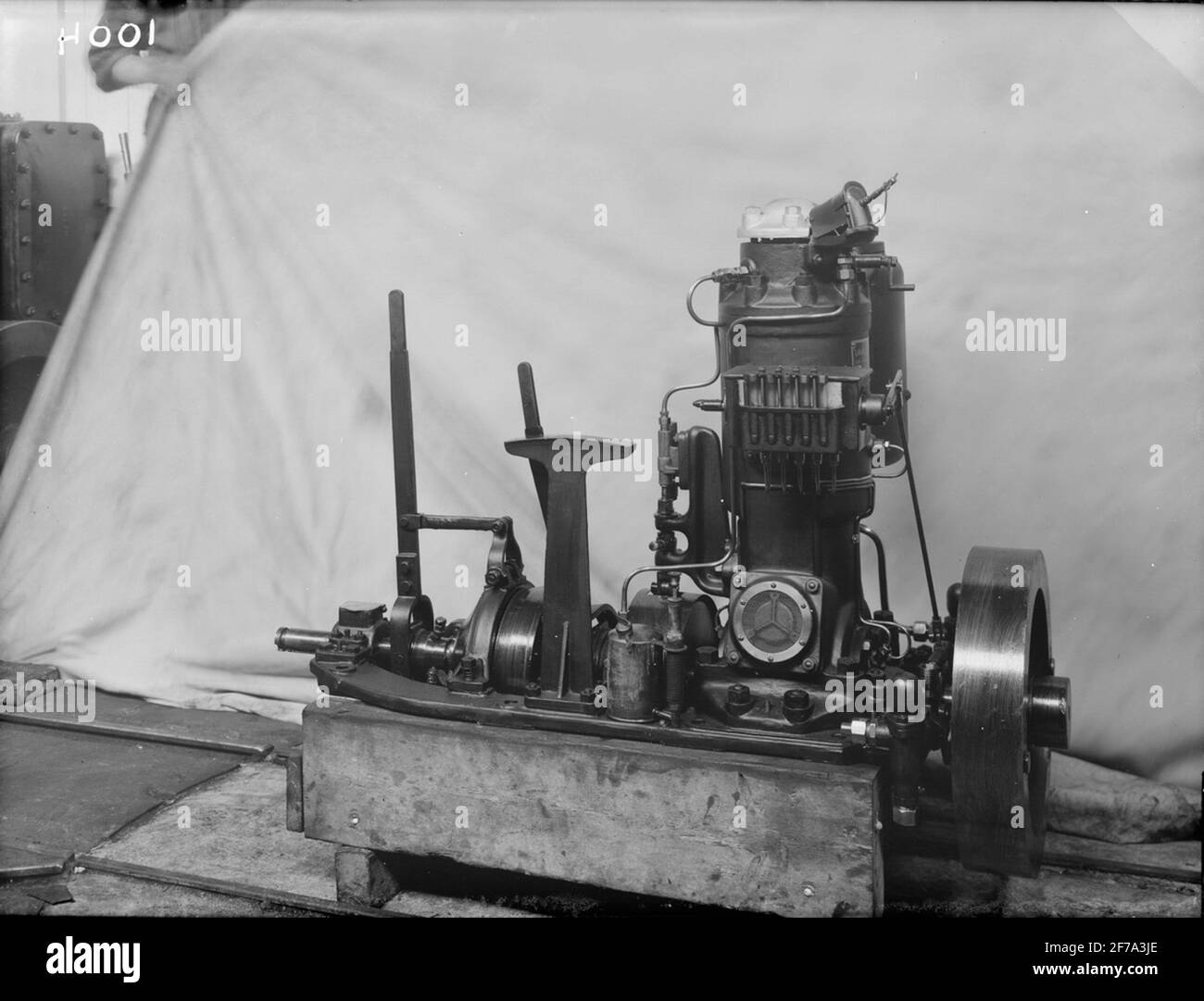 1 cyl. Navy engine with back stroke (12hp Stock Photo - Alamy