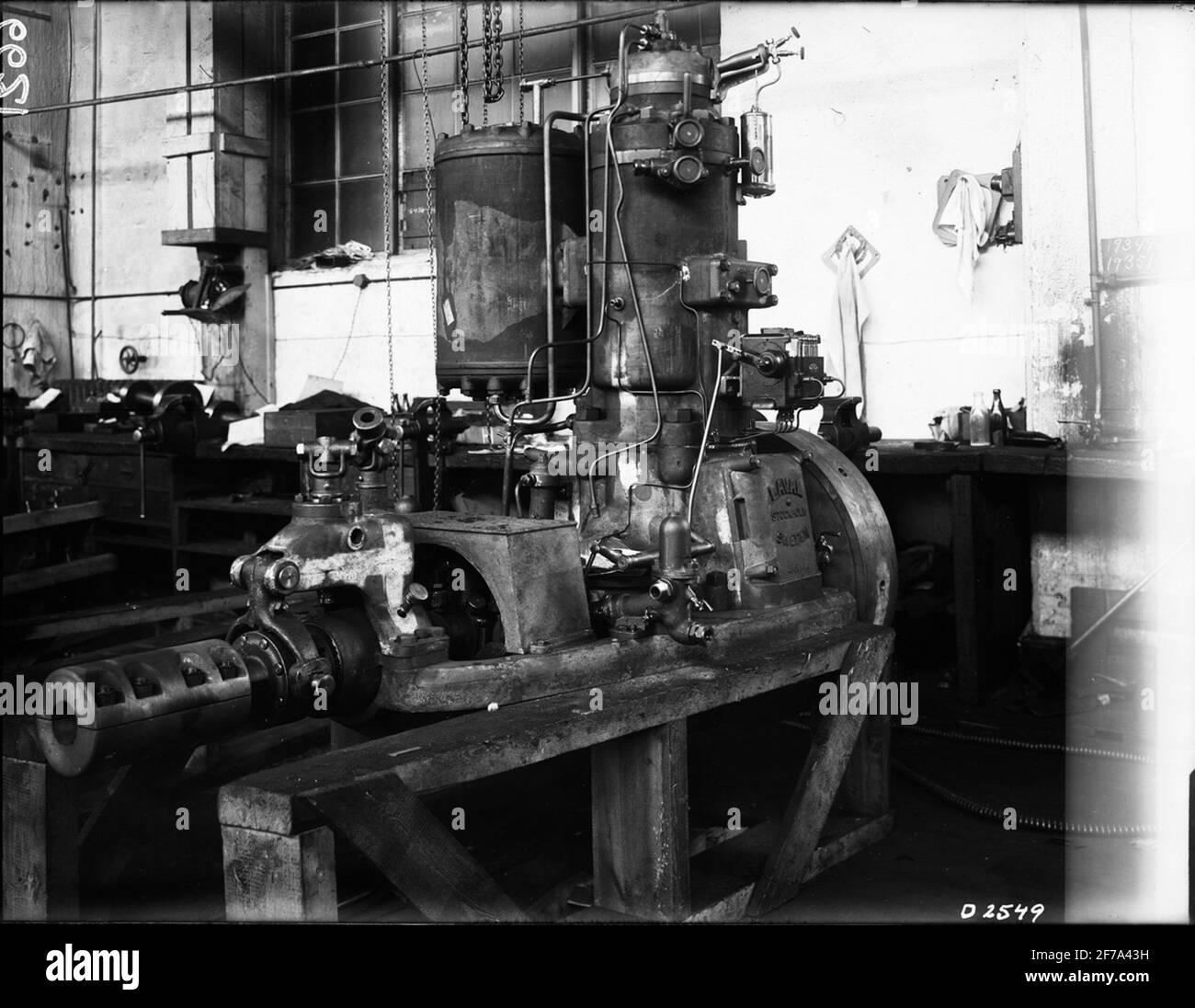 1 cylinder crude engine with rotatable leaves Stock Photo - Alamy