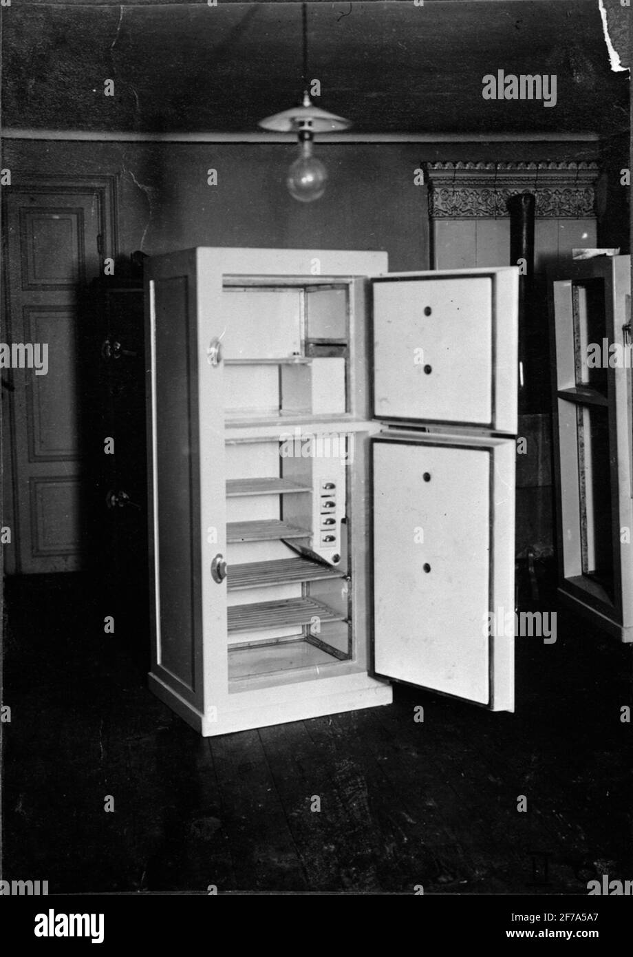 Early refrigerator hi-res stock photography and images - Alamy