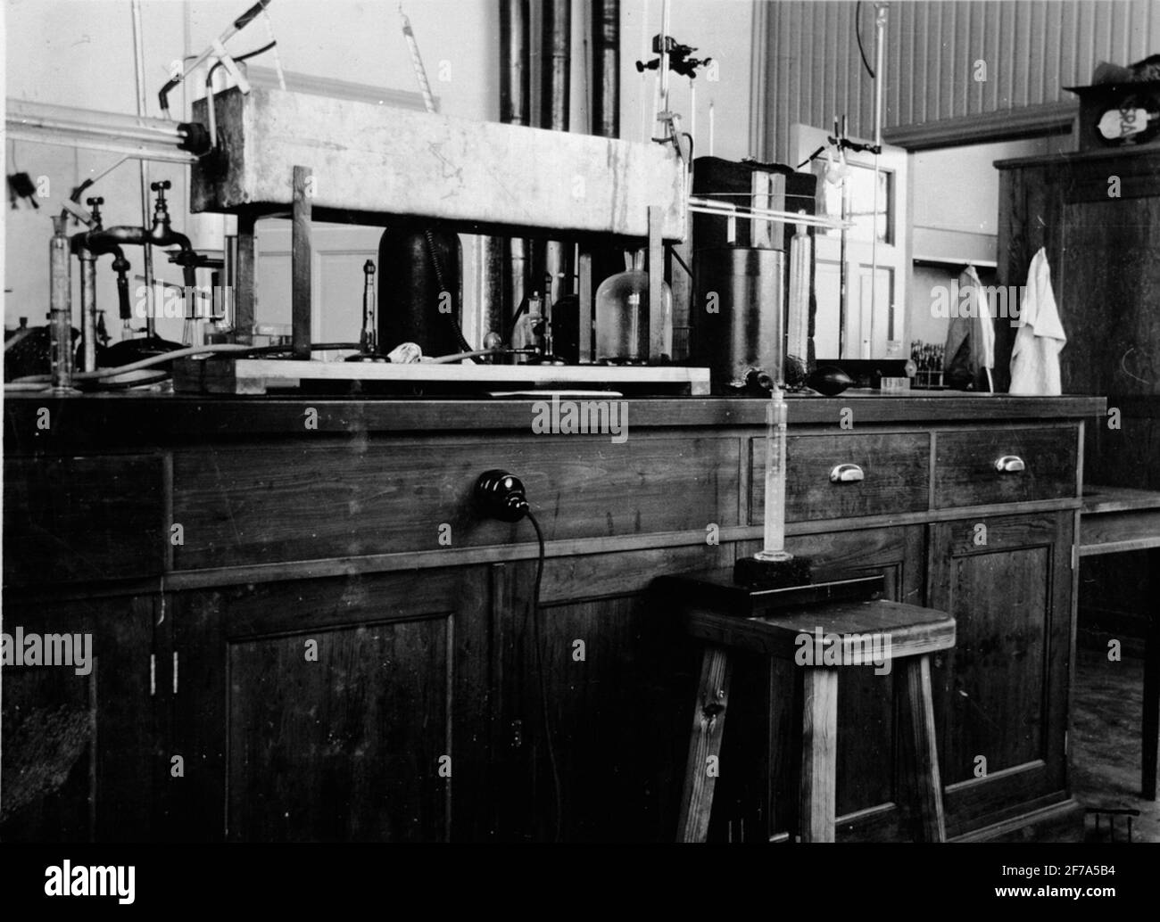 Diffusion experiment Black and White Stock Photos & Images - Alamy
