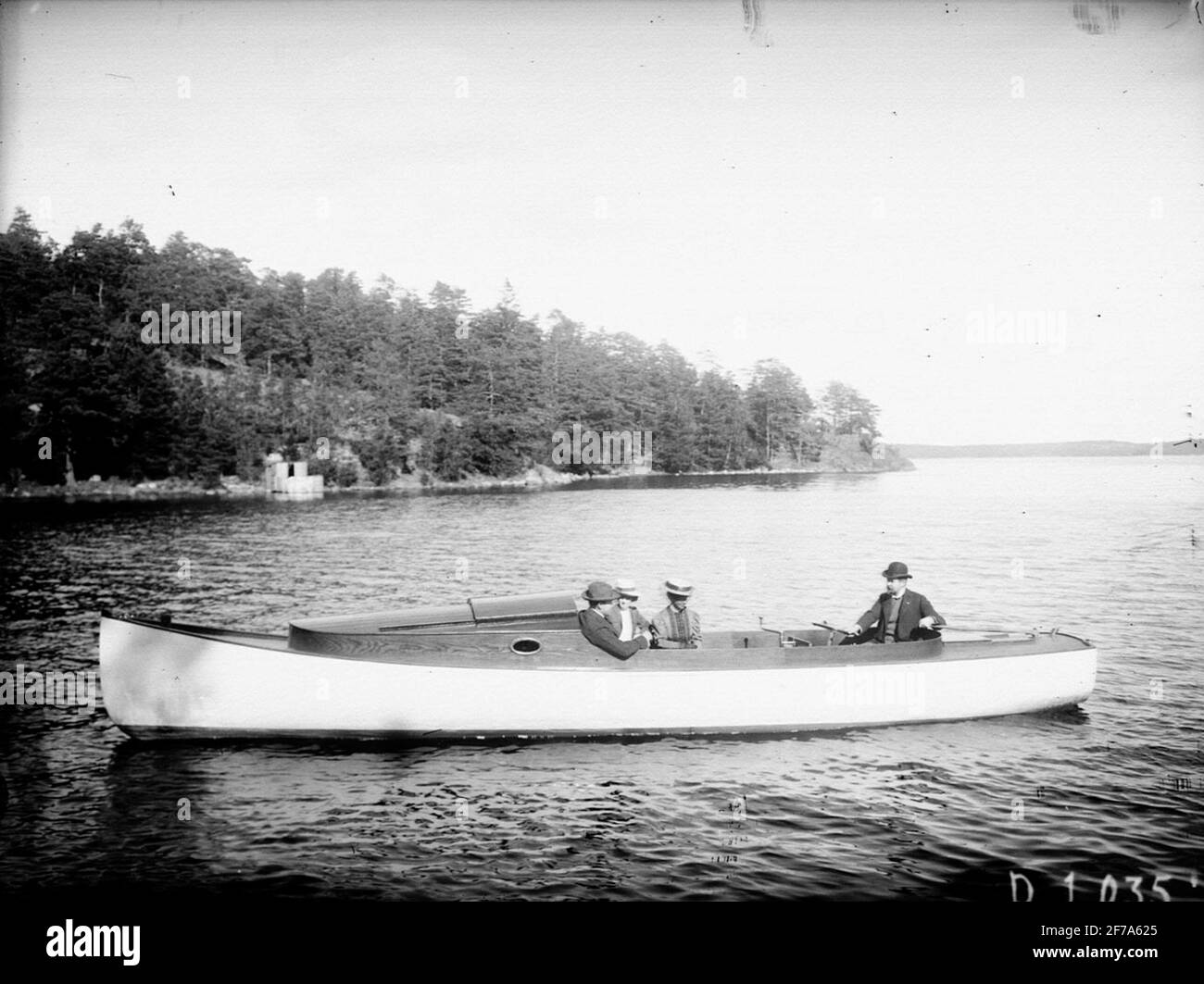 Motorboat probably built at Gustaf LM Ericsson's automobil factory ...