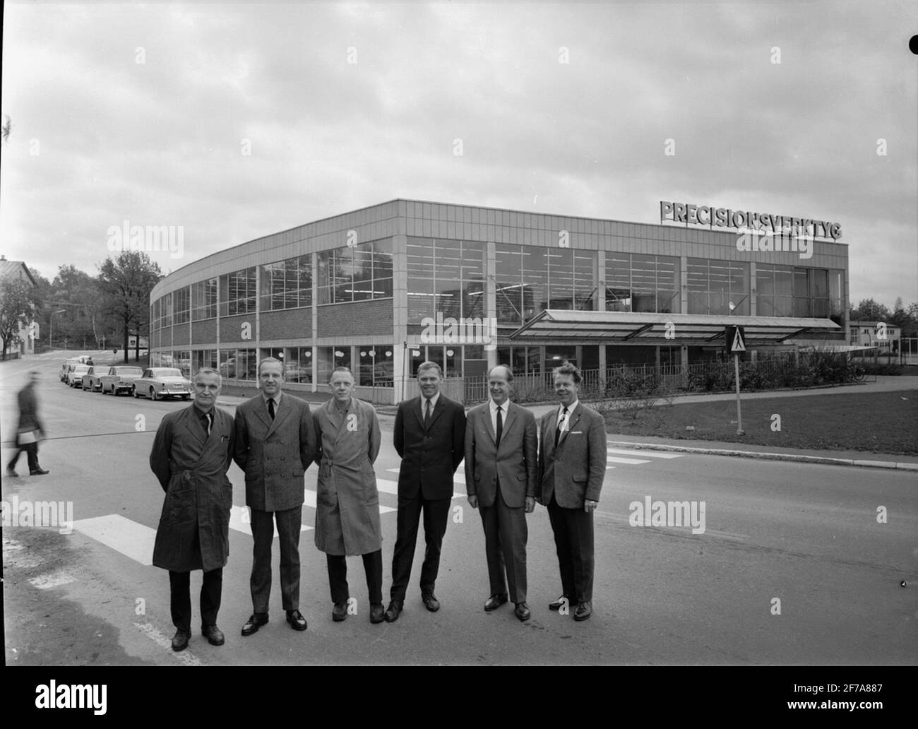 Workers in factory architecture hi-res stock photography and images - Alamy