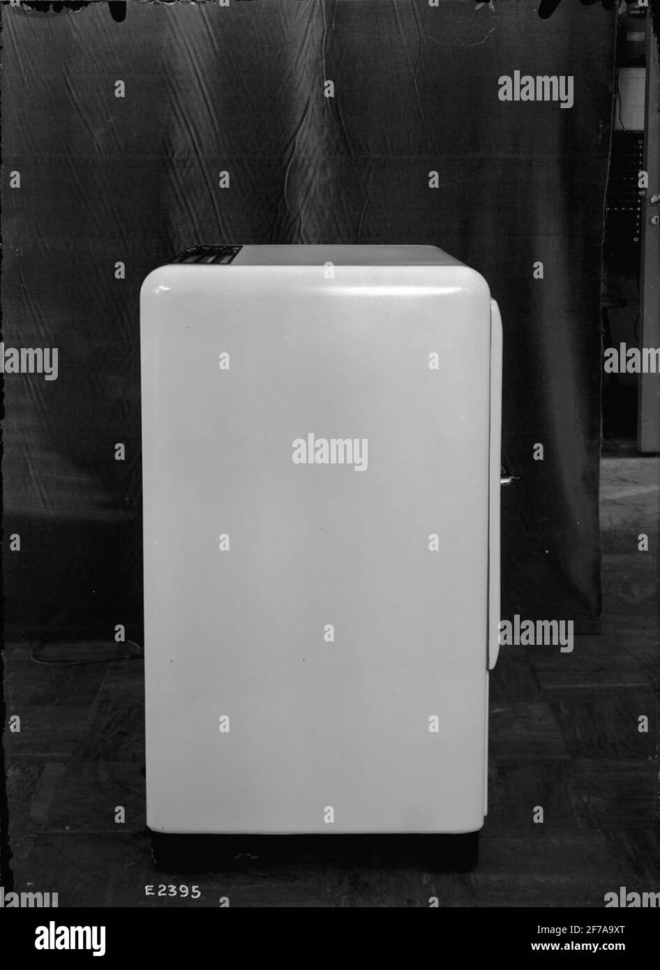 Side by side refrigerator vintage hi-res stock photography and images ...