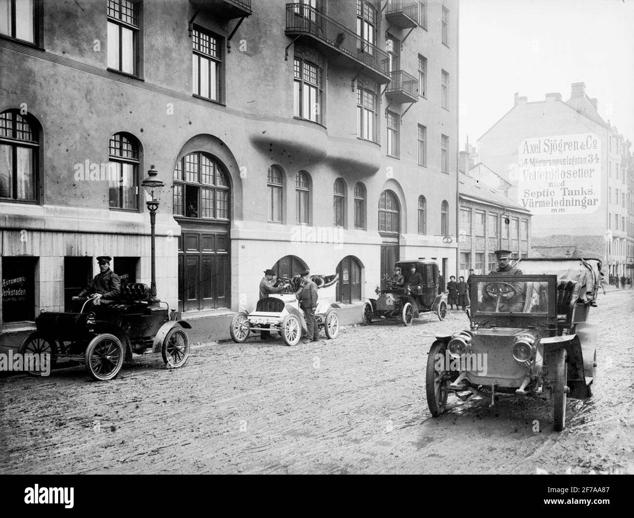 Cars on urban street Black and White Stock Photos & Images - Alamy