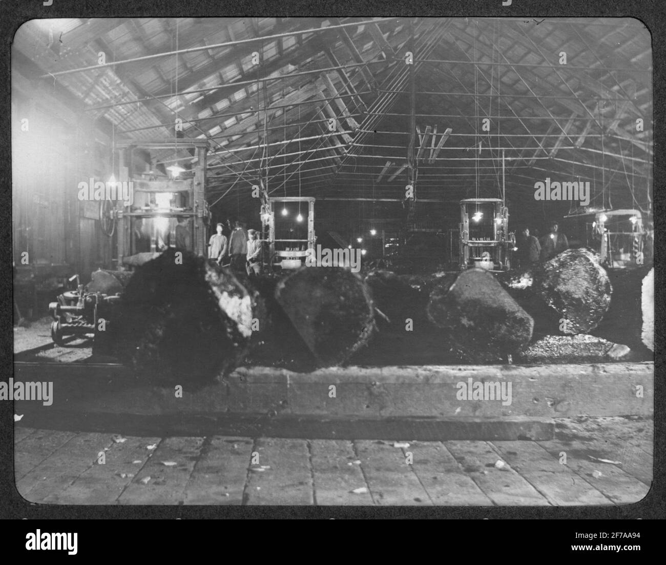 Saw sawing Black and White Stock Photos & Images - Alamy