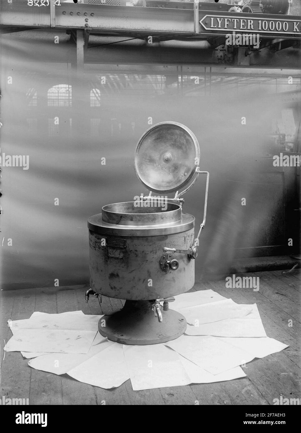 Pressure cooker. In 1924 Stock Photo - Alamy