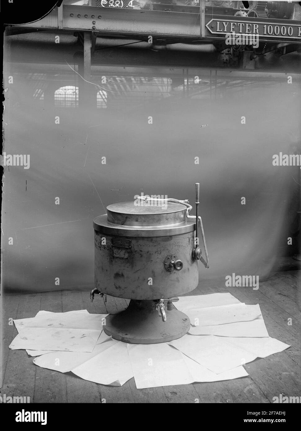 Pressure cooker. In 1924 Stock Photo - Alamy