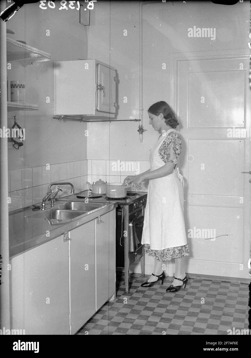 Vintage photo woman kitchen hi-res stock photography and images - Alamy