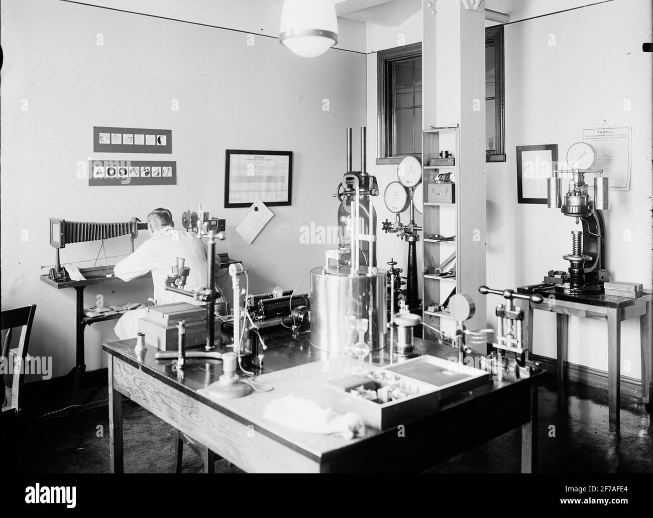 Early 20th century laboratory hi-res stock photography and images - Alamy