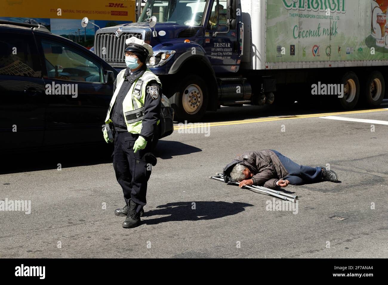 Homeless man police officer hi-res stock photography and images - Alamy