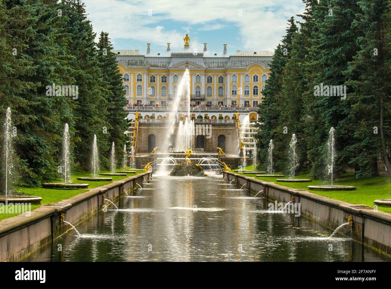 Fountains at Peterhof Palace, St Petersburg, Russia Stock Photo - Alamy