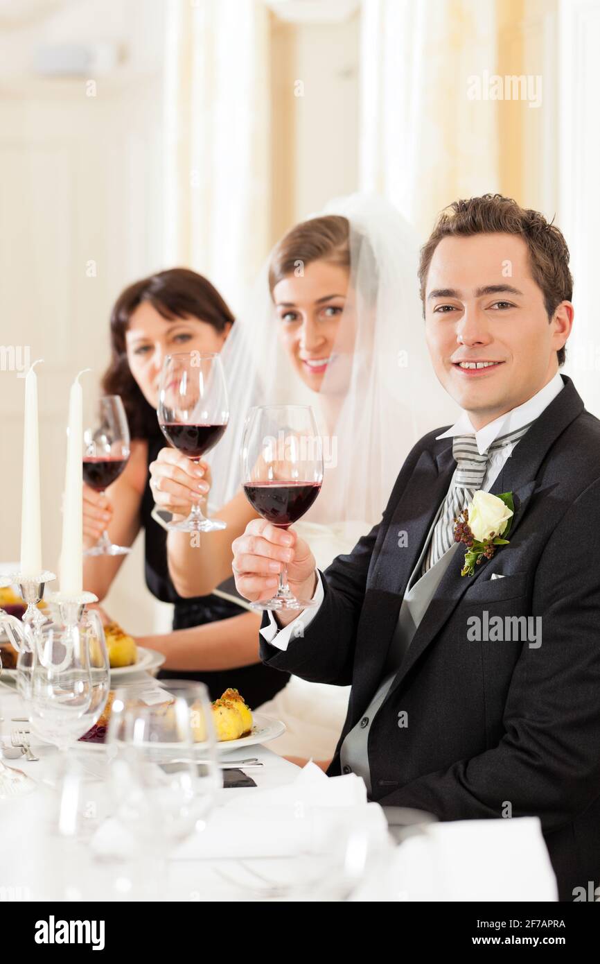 Wedding party at dinner - the bridal couple with guests Stock Photo - Alamy