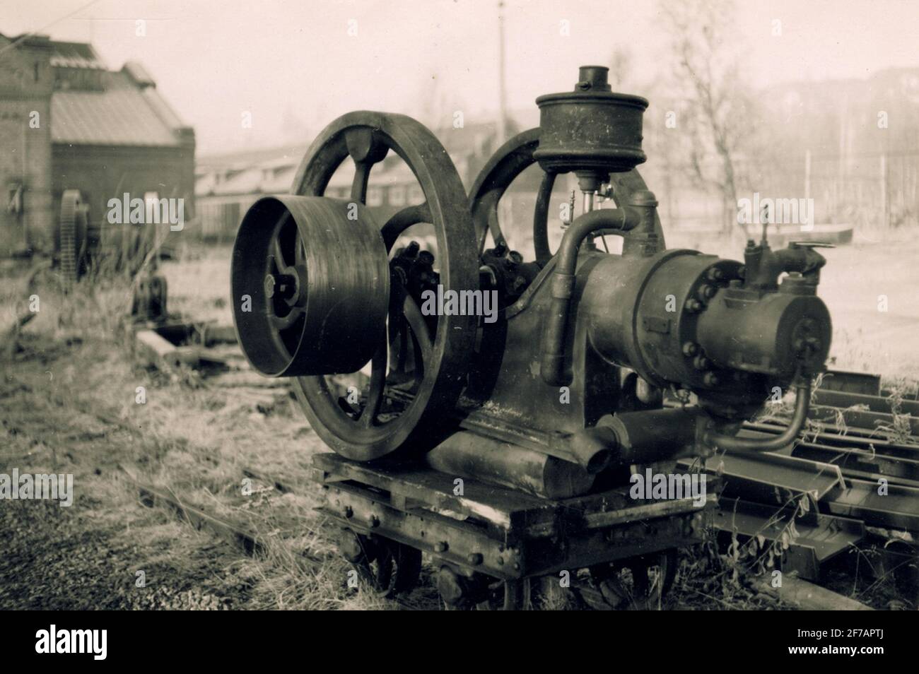 8 (?) HK four-stroke kerosene engine with ignition and speed control ...