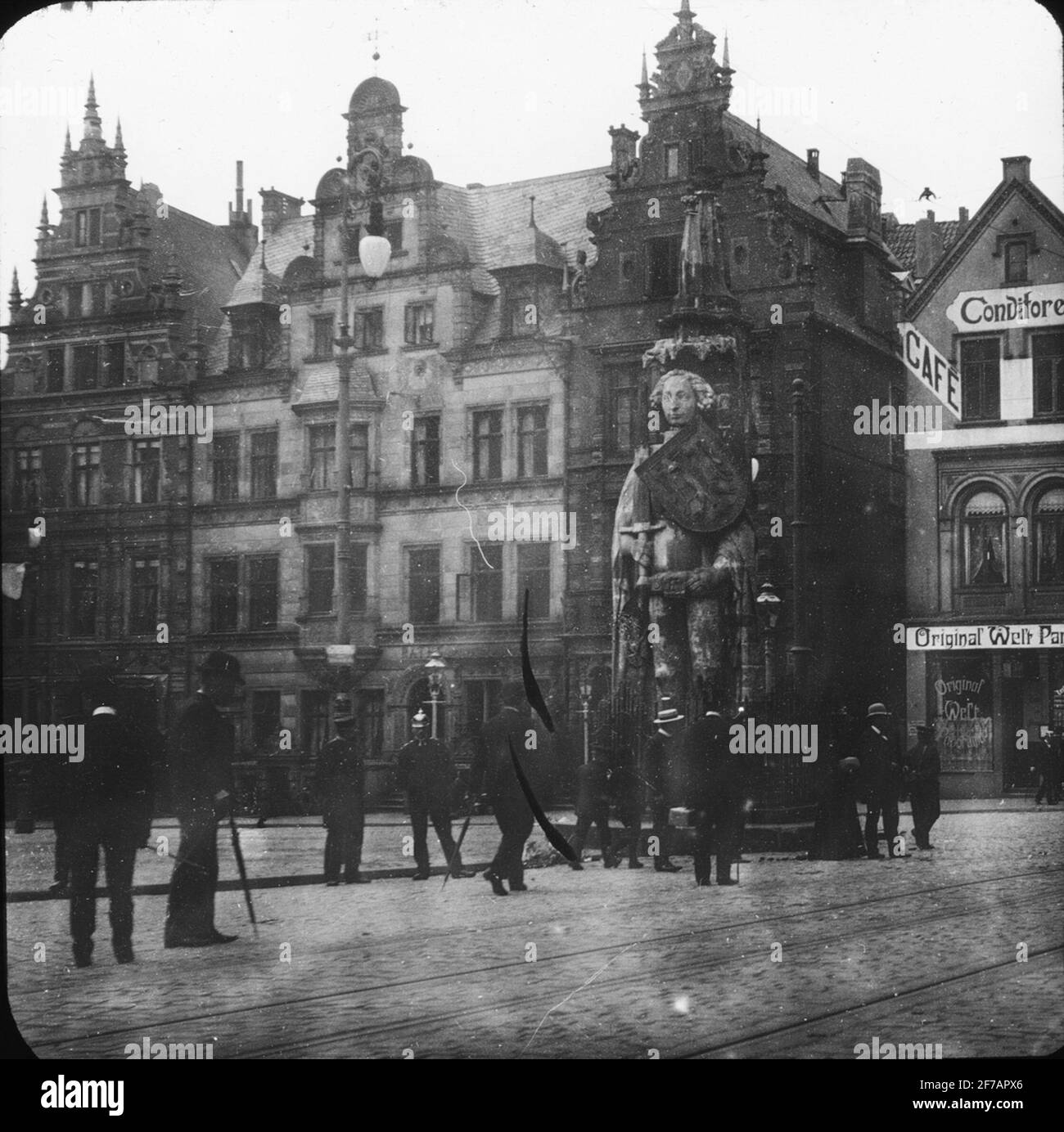 Cardboard statue hi-res stock photography and images - Alamy