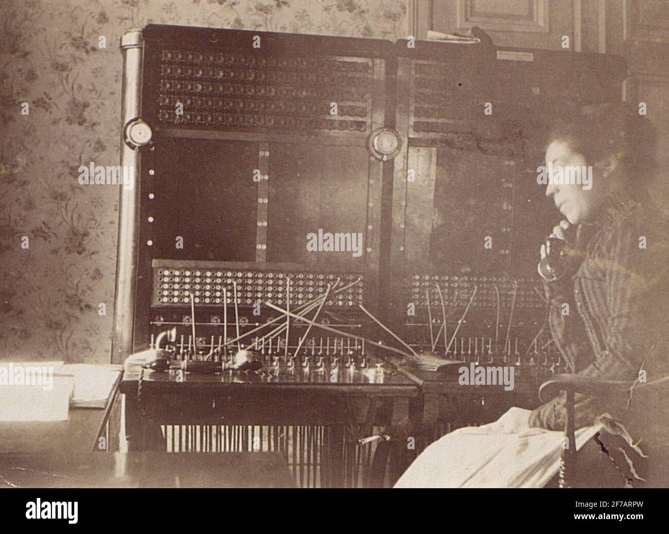 Early 1900s telephone operators hi-res stock photography and images - Alamy