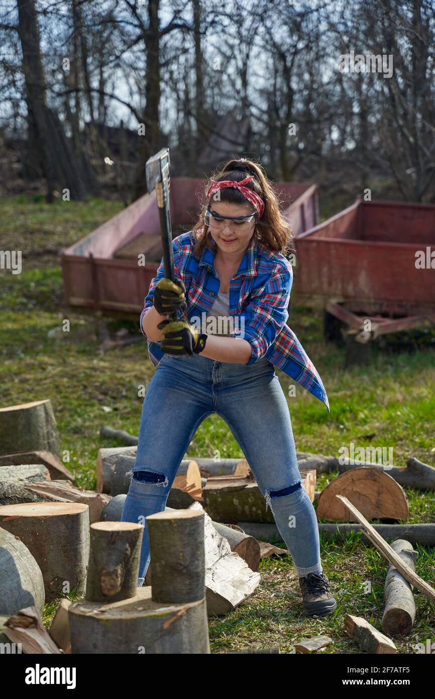 Female logger work in forest hi-res stock photography and images - Alamy