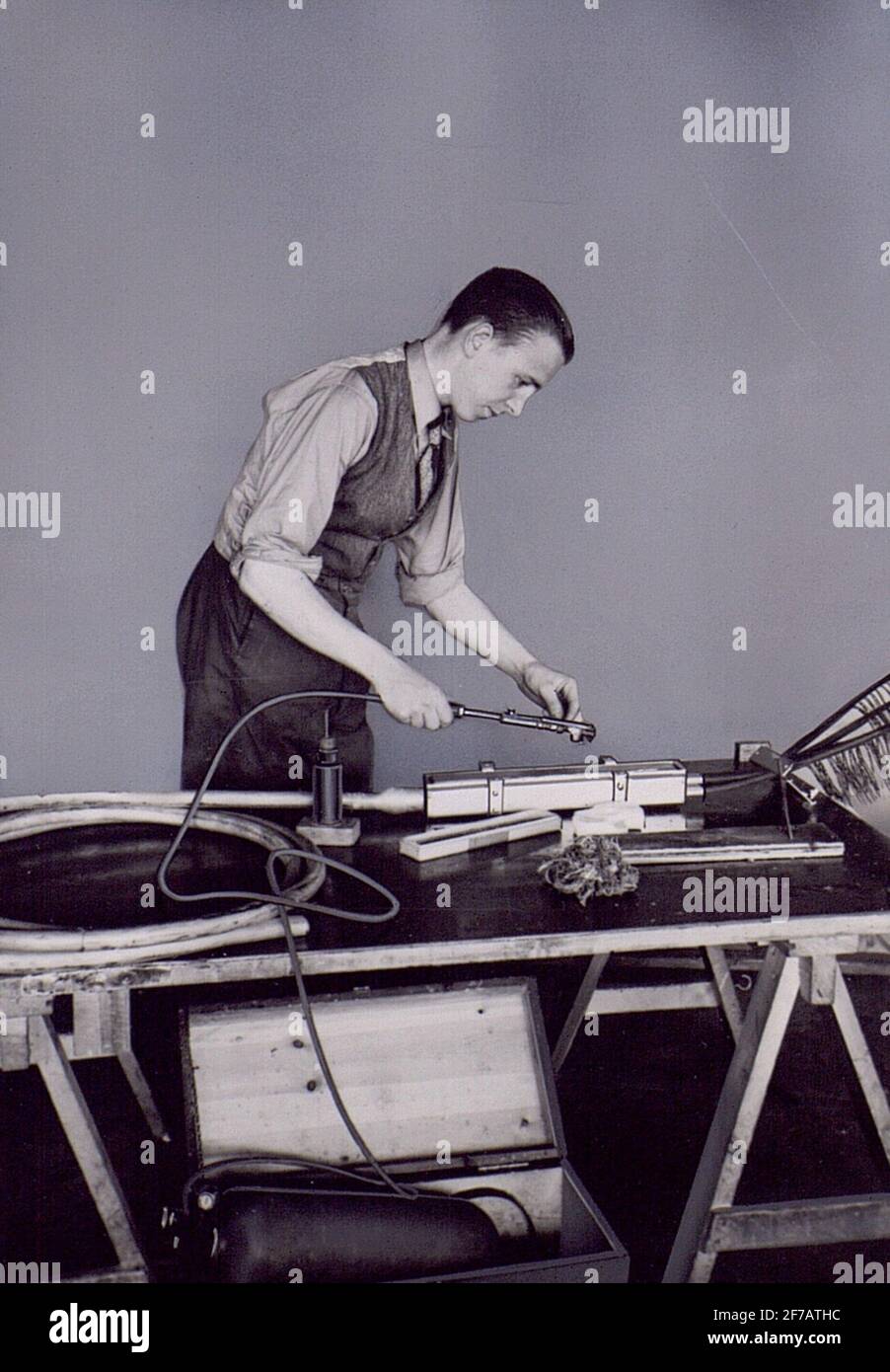 Mounting of gear: The end tube box lid is tilted Stock Photo - Alamy