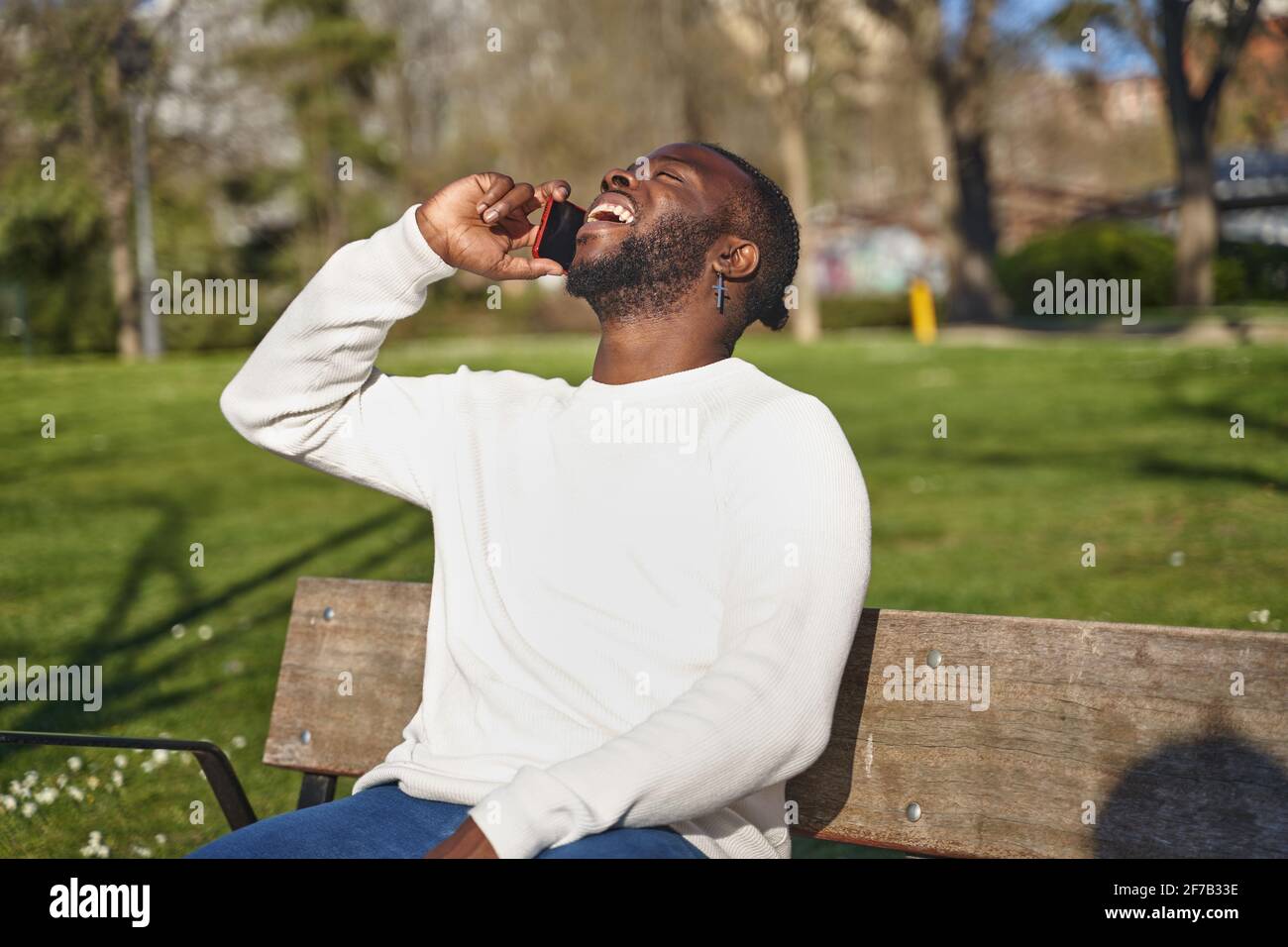 Talking loudly mobile hi-res stock photography and images - Alamy