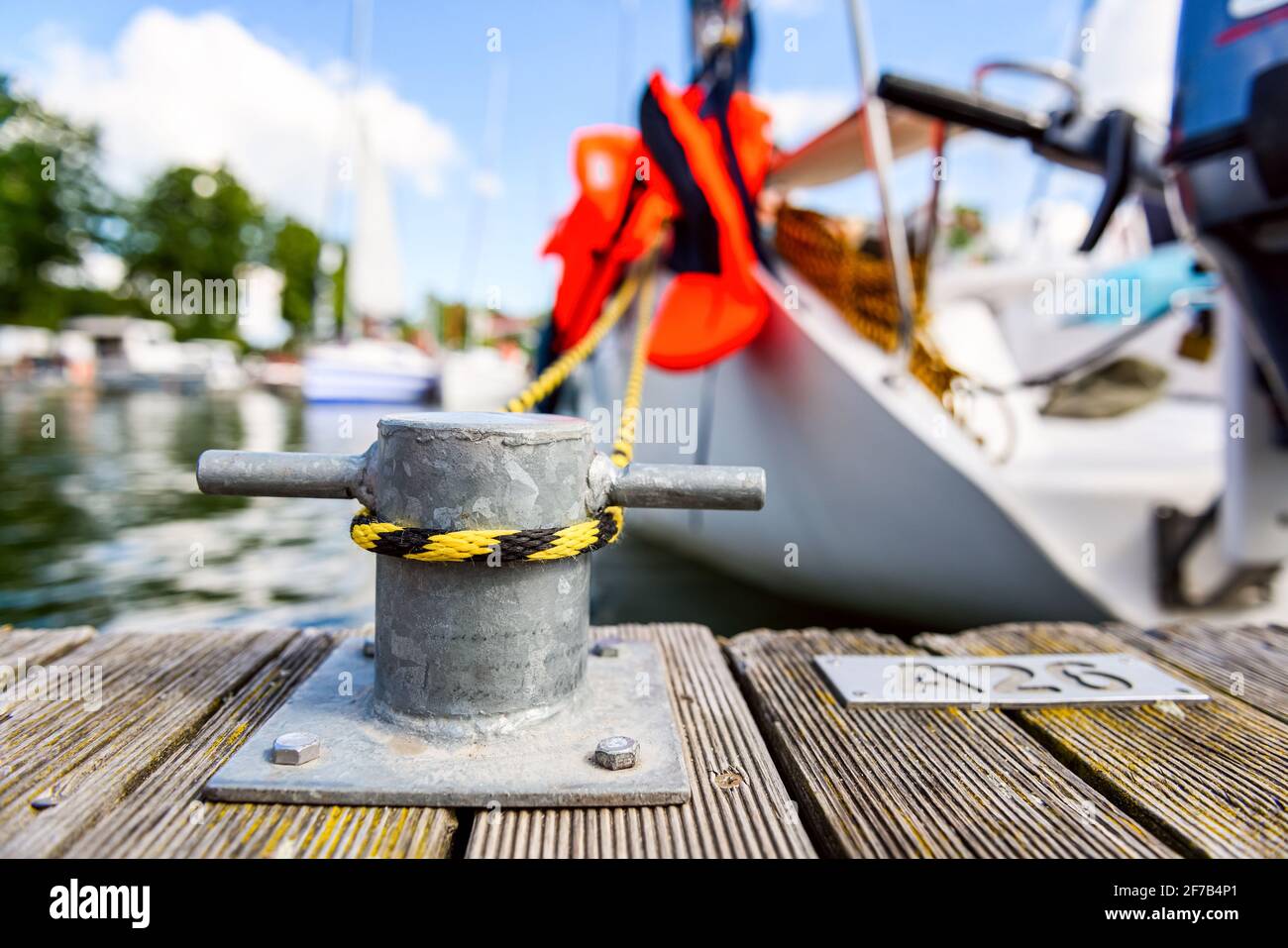 Boat tie down rope hi-res stock photography and images - Alamy