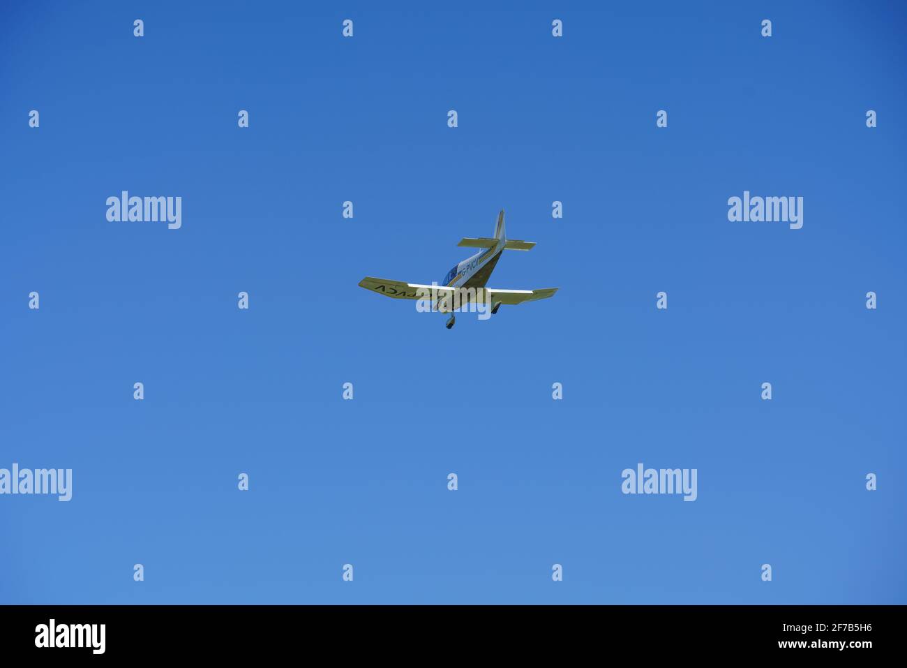 Airplane light coming in for landing hi-res stock photography and ...