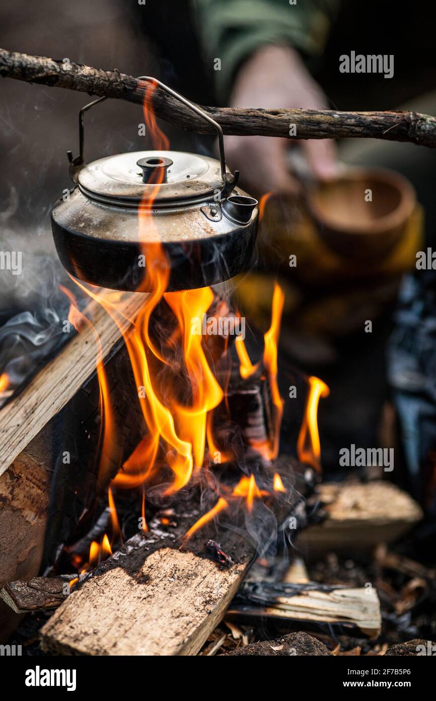Kettle hanging over campfire Stock Photo - Alamy