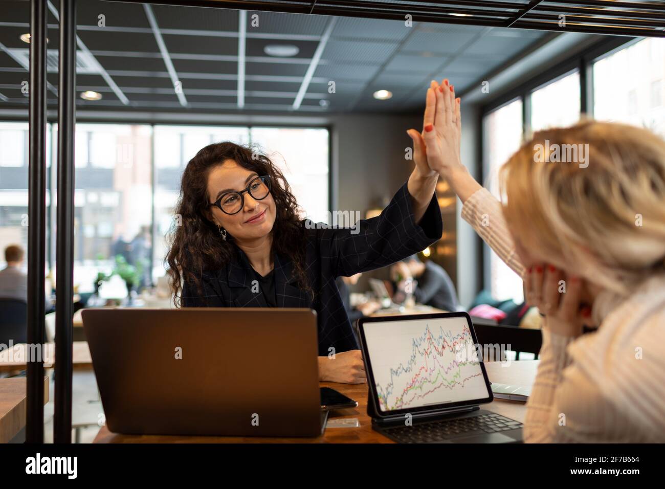Coworkers high five hi-res stock photography and images - Alamy