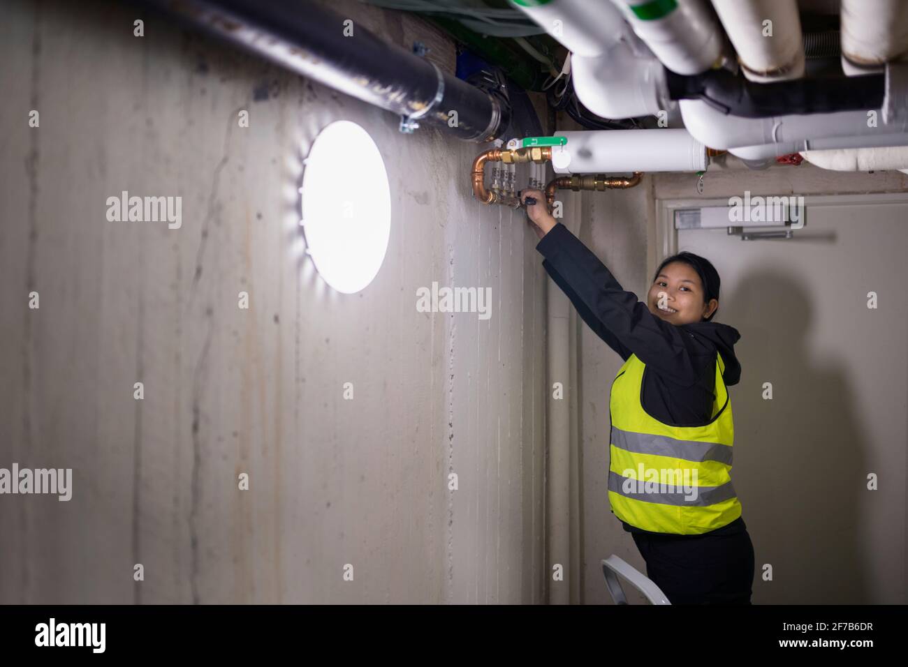 Fixing pipes hi-res stock photography and images - Alamy