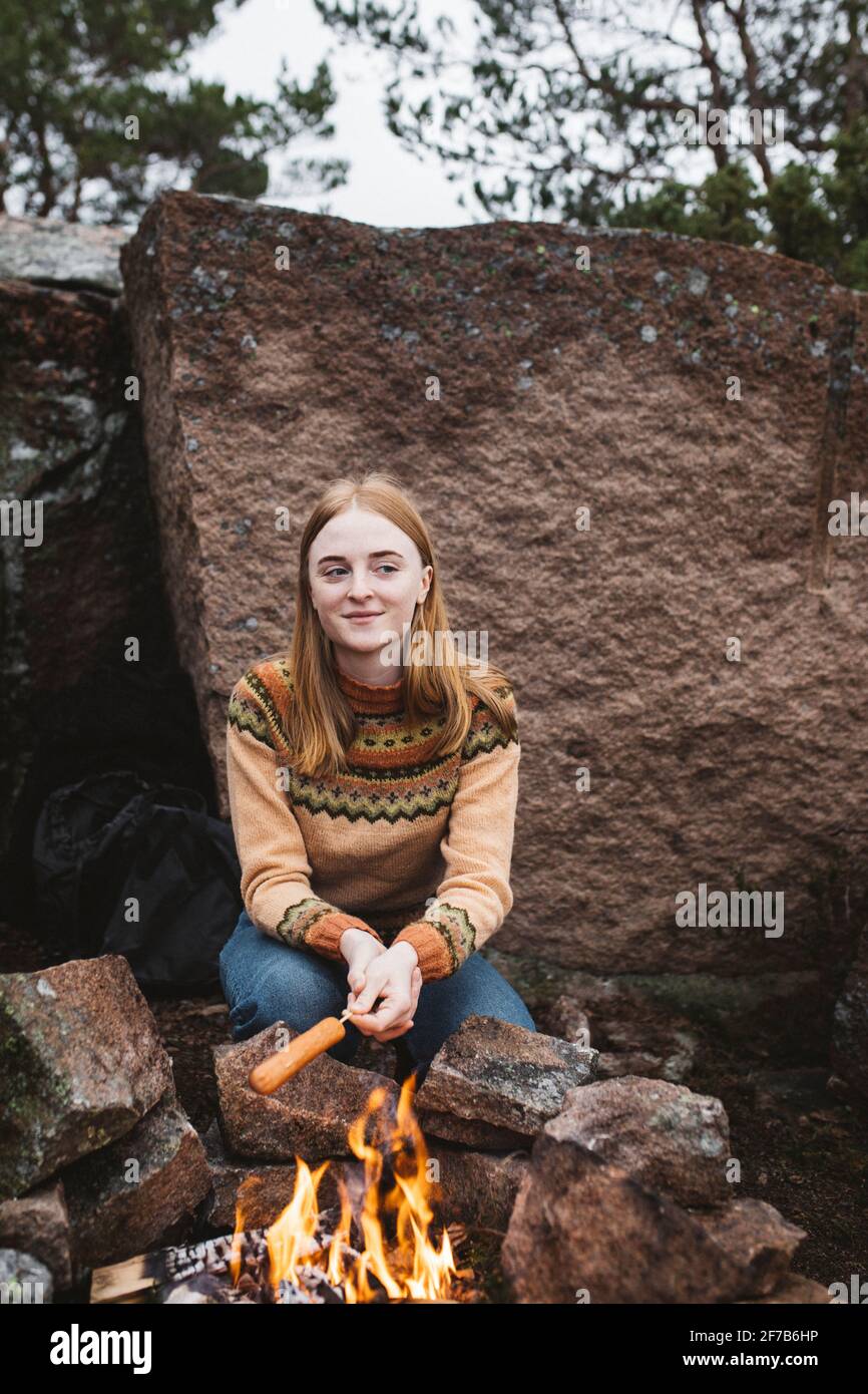 Woman looking campfire hi-res stock photography and images - Alamy