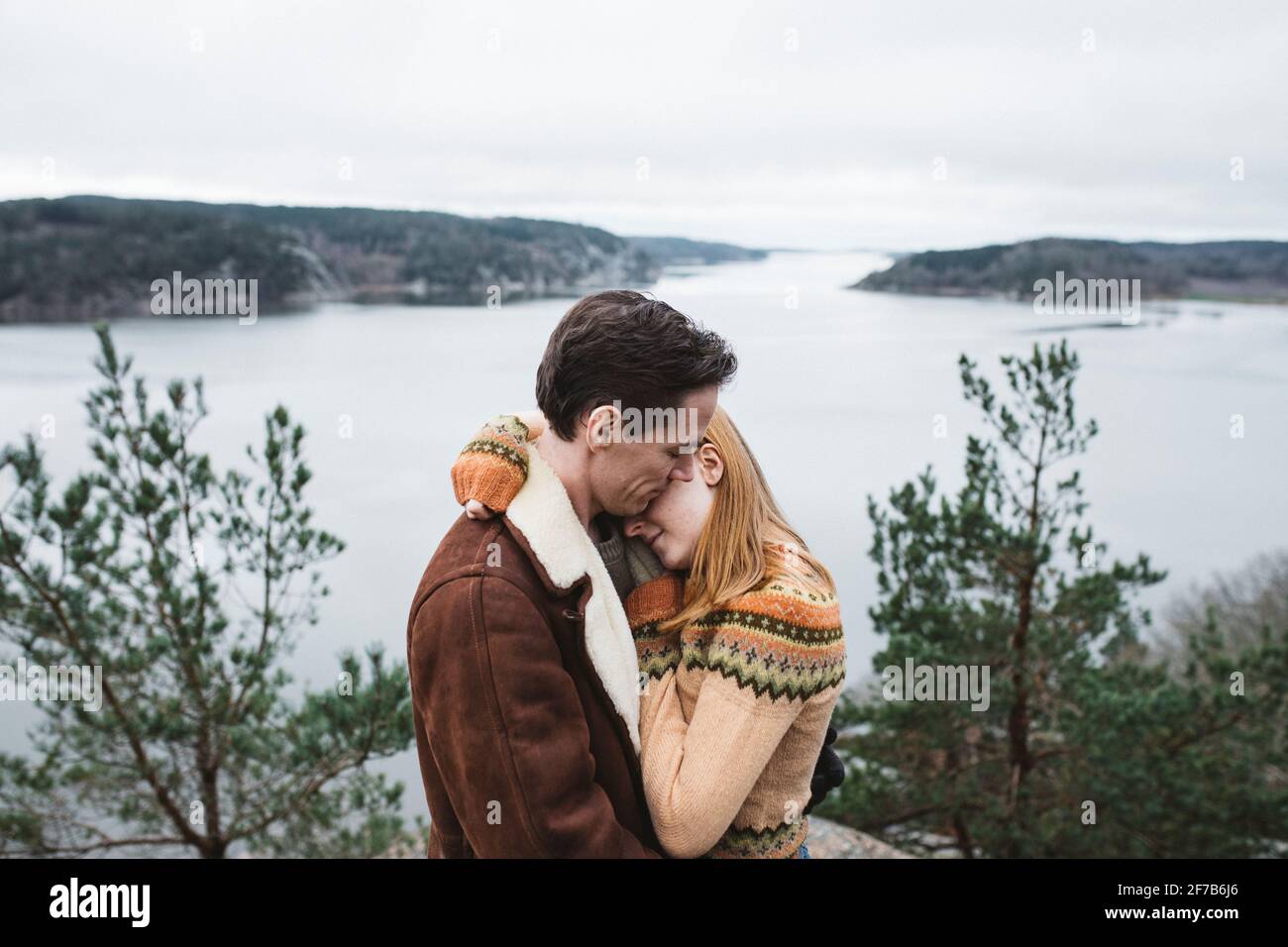 Couple hug sea hi-res stock photography and images - Alamy