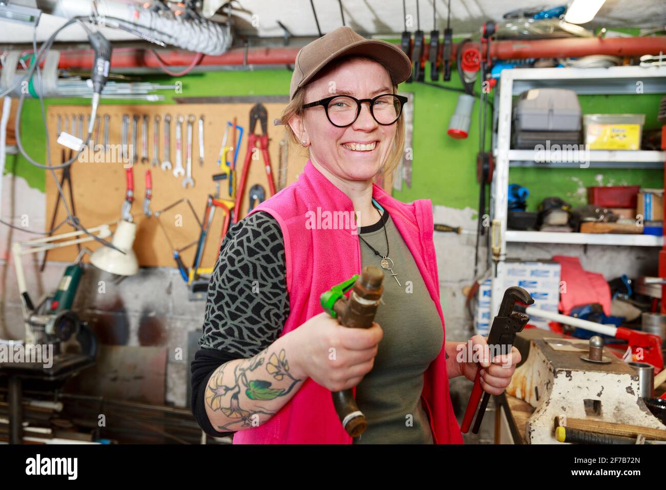 Female plumber working hi-res stock photography and images - Alamy