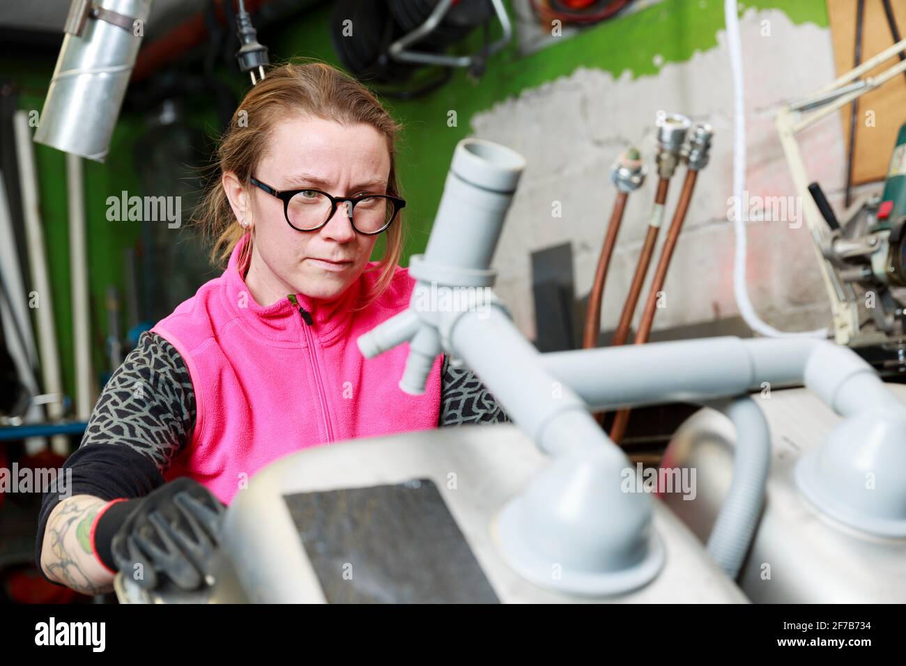 Female plumber working hi-res stock photography and images - Alamy