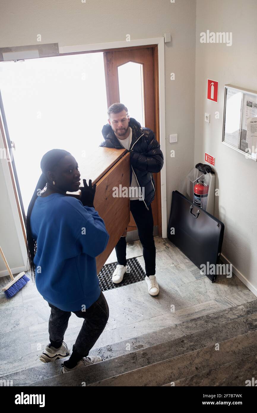 Dark skin woman carrying box hi-res stock photography and images - Alamy