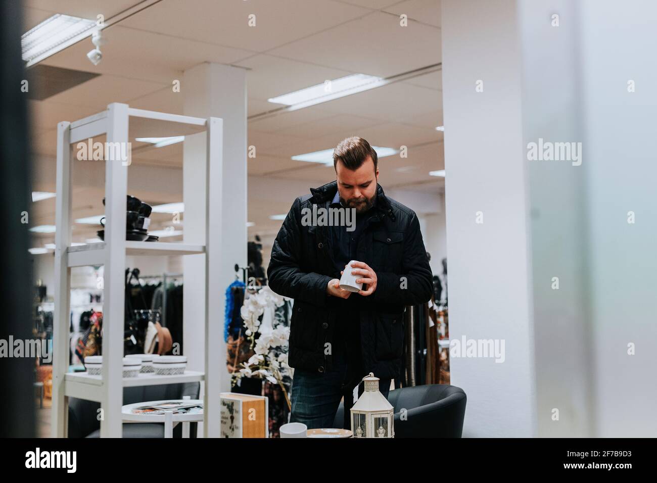 One shop mall hi-res stock photography and images - Alamy