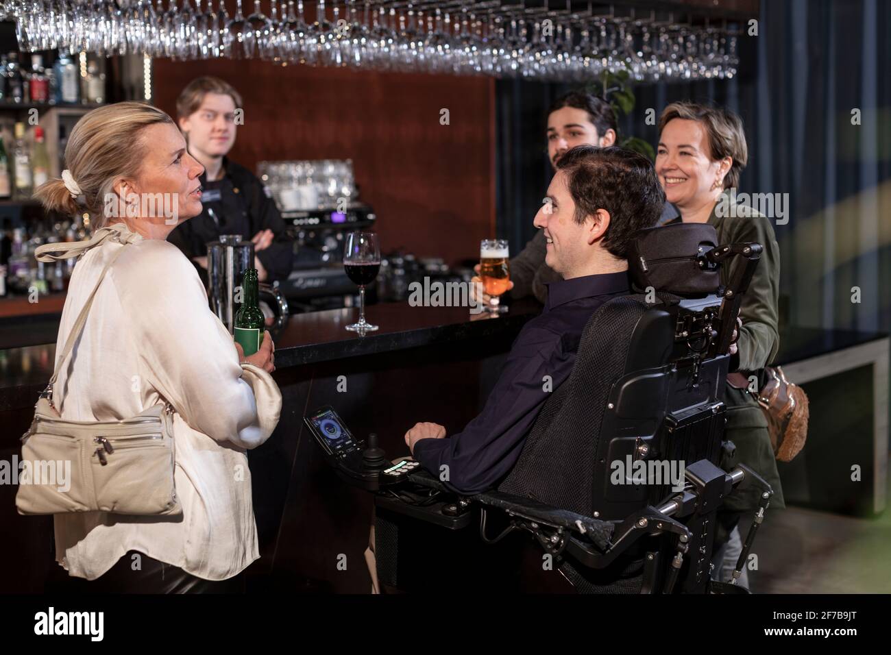 Group friends having drinks bar hi-res stock photography and images - Alamy