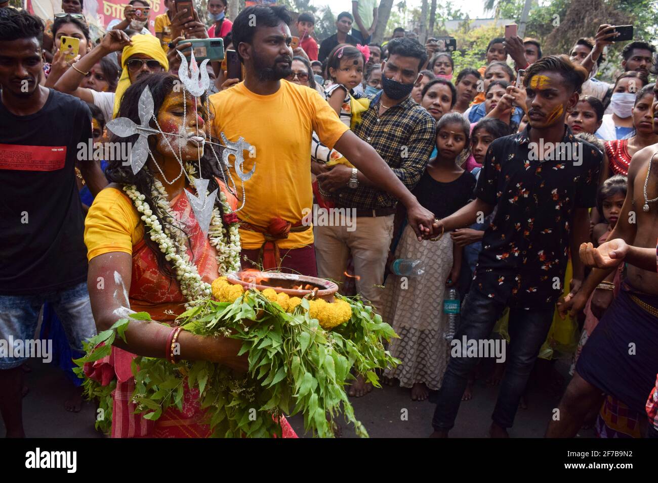 Bandel, India. 05th Apr, 2021. A devotee pierces his cheeks and tongue ...